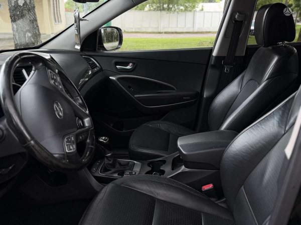 Black Hyundai Santa Fe 2014 in Mazeikiai, with an engine capacity of 2.20 L and mileage of 220 thousand km for 7300 €, photo 8 on AUTOMOTO.COM.LV