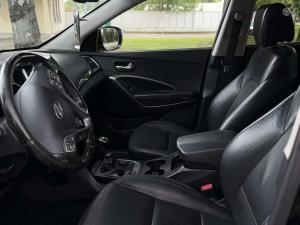 Black Hyundai Santa Fe 2014 in Mazeikiai, with an engine capacity of 2.20 L and mileage of 220 thousand km for 7300 €, photo 9 on AUTOMOTO.COM.LV