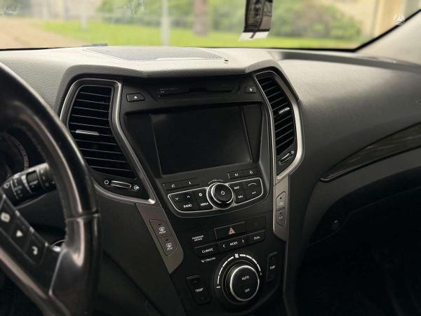 Black Hyundai Santa Fe 2014 in Mazeikiai, with an engine capacity of 2.20 L and mileage of 220 thousand km for 7300 €, photo 9 on AUTOMOTO.COM.LV
