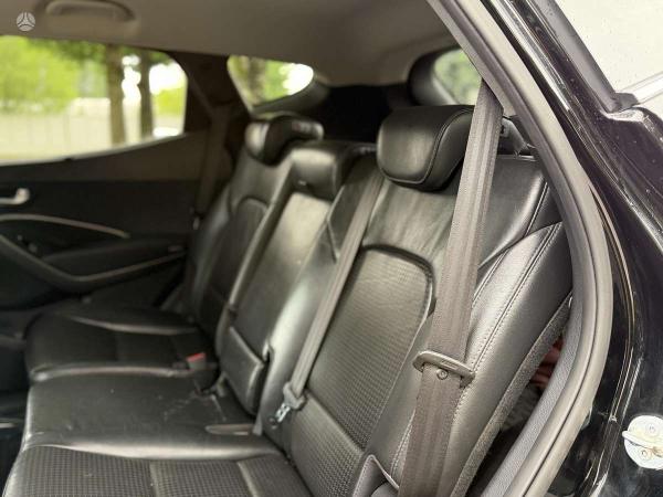 Black Hyundai Santa Fe 2014 in Mazeikiai, with an engine capacity of 2.20 L and mileage of 220 thousand km for 7300 €, photo 10 on AUTOMOTO.COM.LV