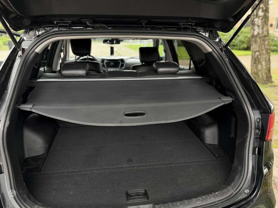 Black Hyundai Santa Fe 2014 in Mazeikiai, with an engine capacity of 2.20 L and mileage of 220 thousand km for 7300 €, photo 12 on AUTOMOTO.COM.LV