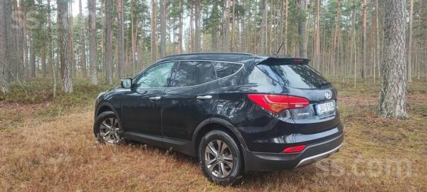 Black Hyundai Santa Fe 2014 in Rezekne, with an engine capacity of 2.20 L and mileage of 271 thousand km for 9300 €, photo 4 on AUTOMOTO.COM.LV