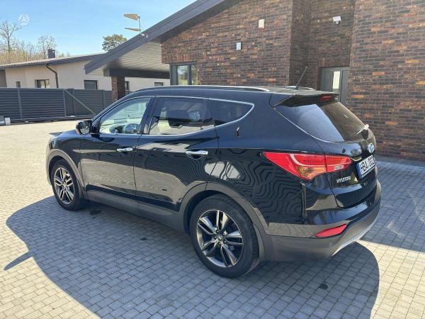 Black Hyundai Santa Fe 2014 in Alytus, with an engine capacity of 2.20 L and mileage of 195 thousand km for 12700 €, photo 3 on AUTOMOTO.COM.LV