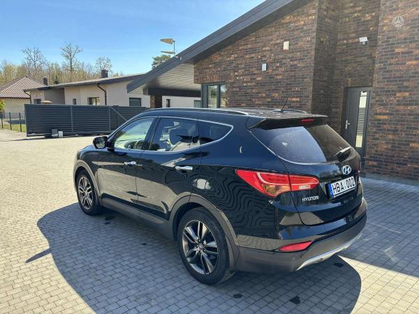 Black Hyundai Santa Fe 2014 in Alytus, with an engine capacity of 2.20 L and mileage of 195 thousand km for 12700 €, photo 7 on AUTOMOTO.COM.LV