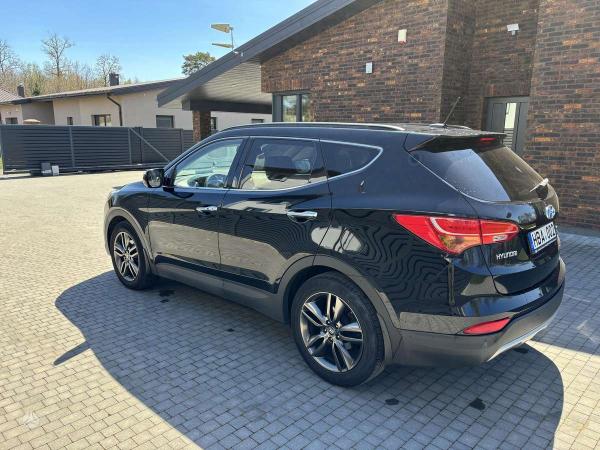 Black Hyundai Santa Fe 2014 in Alytus, with an engine capacity of 2.20 L and mileage of 195 thousand km for 12700 €, photo 8 on AUTOMOTO.COM.LV
