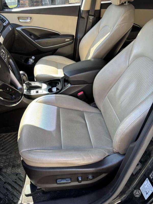 Black Hyundai Santa Fe 2014 in Alytus, with an engine capacity of 2.20 L and mileage of 195 thousand km for 12700 €, photo 10 on AUTOMOTO.COM.LV