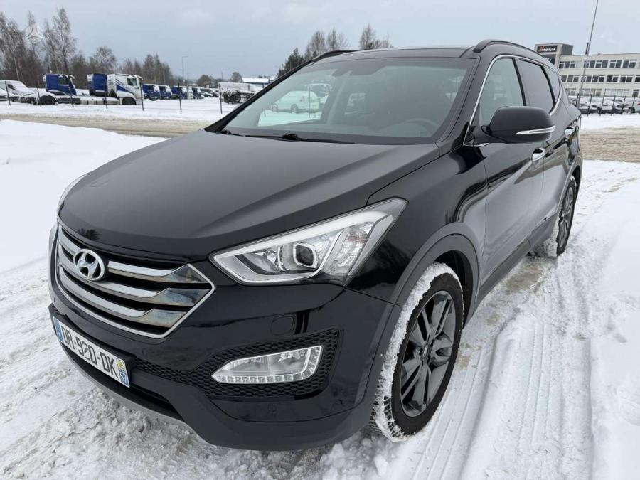 Black Hyundai Santa Fe 2015 in Taurage, with an engine capacity of 2.20 L and mileage of 196 thousand km for 11500 €, photo 1 on AUTOMOTO.COM.LV