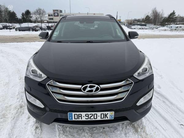 Black Hyundai Santa Fe 2015 in Taurage, with an engine capacity of 2.20 L and mileage of 196 thousand km for 11500 €, photo 3 on AUTOMOTO.COM.LV