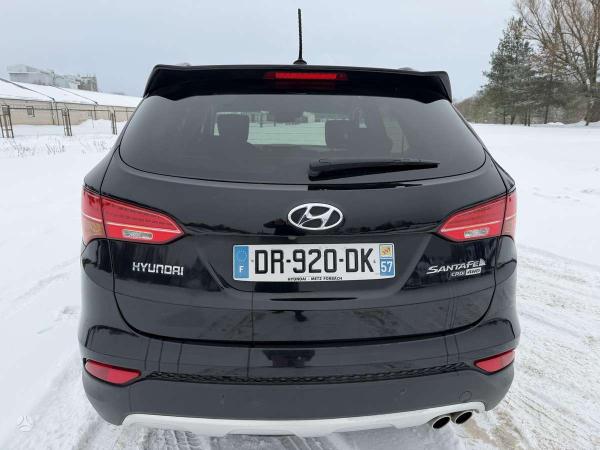 Black Hyundai Santa Fe 2015 in Taurage, with an engine capacity of 2.20 L and mileage of 196 thousand km for 11500 €, photo 4 on AUTOMOTO.COM.LV