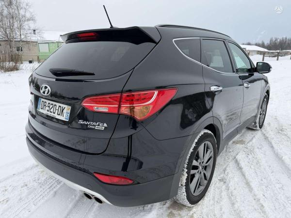 Black Hyundai Santa Fe 2015 in Taurage, with an engine capacity of 2.20 L and mileage of 196 thousand km for 11500 €, photo 5 on AUTOMOTO.COM.LV