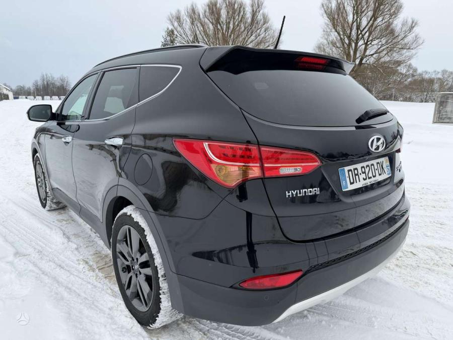 Black Hyundai Santa Fe 2015 in Taurage, with an engine capacity of 2.20 L and mileage of 196 thousand km for 11500 €, photo 6 on AUTOMOTO.COM.LV