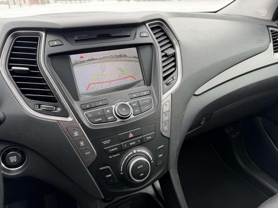 Black Hyundai Santa Fe 2015 in Taurage, with an engine capacity of 2.20 L and mileage of 196 thousand km for 11500 €, photo 11 on AUTOMOTO.COM.LV