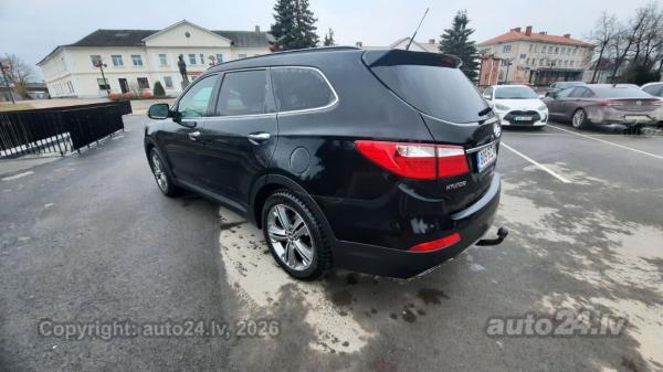 Black Hyundai Santa Fe 2015 in Johvi, with an engine capacity of 2.20 L and mileage of 190 thousand km for 12500 €, photo 4 on AUTOMOTO.COM.LV