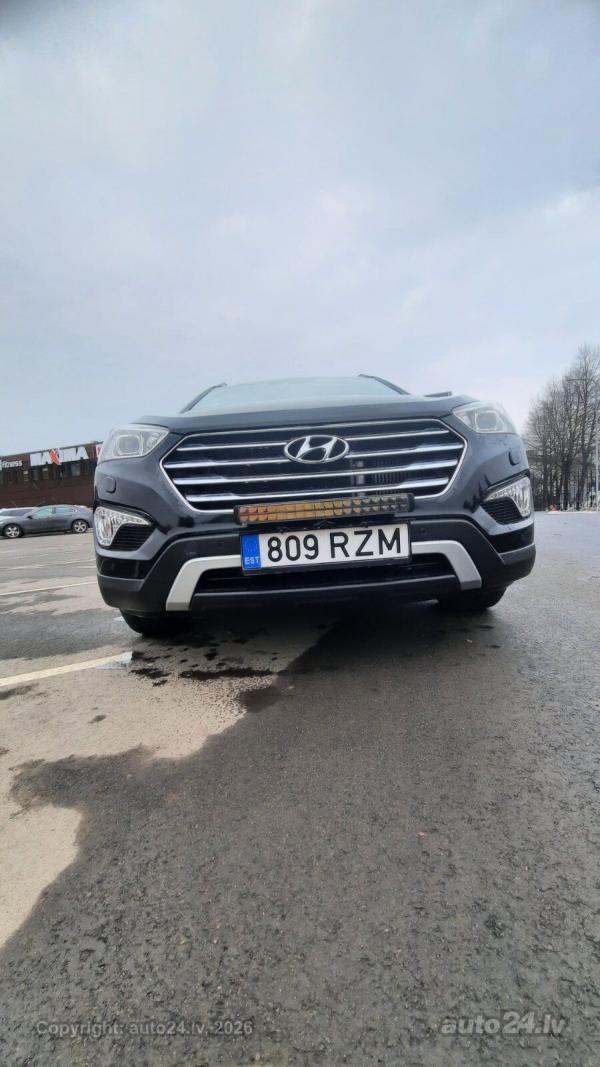 Black Hyundai Santa Fe 2015 in Johvi, with an engine capacity of 2.20 L and mileage of 190 thousand km for 12500 €, photo 6 on AUTOMOTO.COM.LV