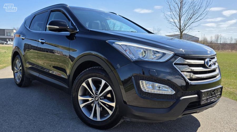 Black Hyundai Santa Fe 2015 in Siauliai, with an engine capacity of 2.00 L and mileage of 194 thousand km for 10650 €, photo 1 on AUTOMOTO.COM.LV