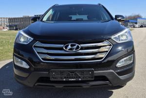 Black Hyundai Santa Fe 2015 in Siauliai, with an engine capacity of 2.00 L and mileage of 194 thousand km for 10650 €, photo 3 on AUTOMOTO.COM.LV