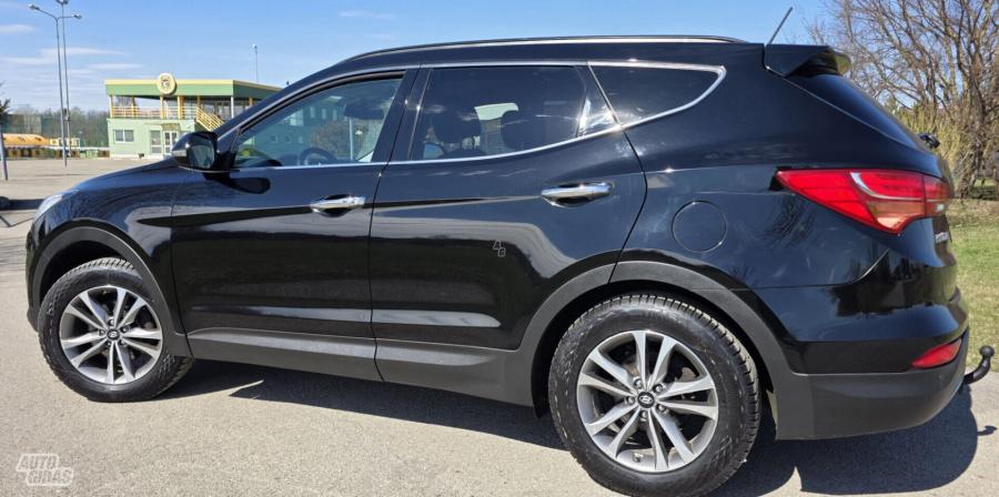 Black Hyundai Santa Fe 2015 in Siauliai, with an engine capacity of 2.00 L and mileage of 194 thousand km for 10650 €, photo 5 on AUTOMOTO.COM.LV