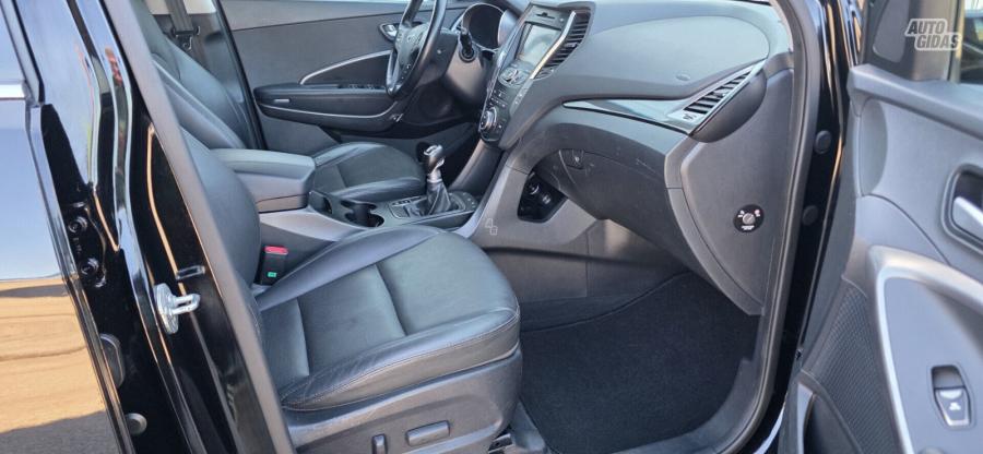 Black Hyundai Santa Fe 2015 in Siauliai, with an engine capacity of 2.00 L and mileage of 194 thousand km for 10650 €, photo 7 on AUTOMOTO.COM.LV