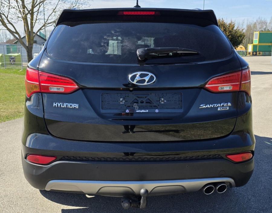 Black Hyundai Santa Fe 2015 in Siauliai, with an engine capacity of 2.00 L and mileage of 194 thousand km for 10650 €, photo 8 on AUTOMOTO.COM.LV