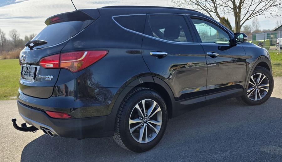 Black Hyundai Santa Fe 2015 in Siauliai, with an engine capacity of 2.00 L and mileage of 194 thousand km for 10650 €, photo 9 on AUTOMOTO.COM.LV