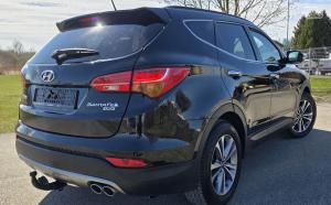 Black Hyundai Santa Fe 2015 in Siauliai, with an engine capacity of 2.00 L and mileage of 194 thousand km for 10650 €, photo 10 on AUTOMOTO.COM.LV