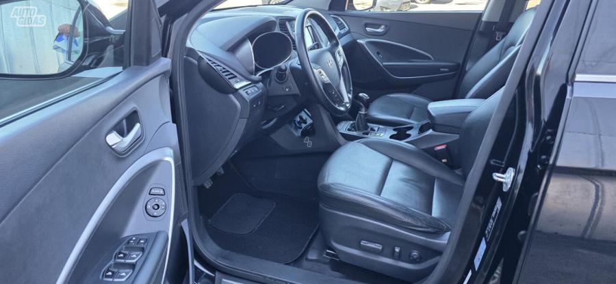 Black Hyundai Santa Fe 2015 in Siauliai, with an engine capacity of 2.00 L and mileage of 194 thousand km for 10650 €, photo 12 on AUTOMOTO.COM.LV