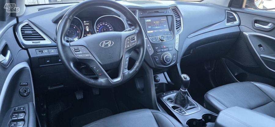 Black Hyundai Santa Fe 2015 in Siauliai, with an engine capacity of 2.00 L and mileage of 194 thousand km for 10650 €, photo 14 on AUTOMOTO.COM.LV
