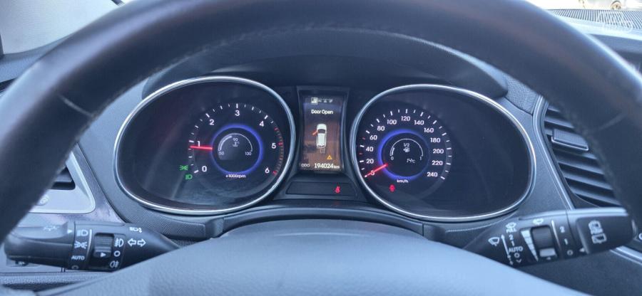 Black Hyundai Santa Fe 2015 in Siauliai, with an engine capacity of 2.00 L and mileage of 194 thousand km for 10650 €, photo 15 on AUTOMOTO.COM.LV