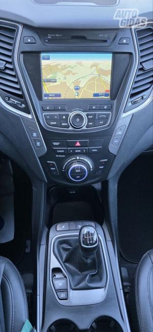Black Hyundai Santa Fe 2015 in Siauliai, with an engine capacity of 2.00 L and mileage of 194 thousand km for 10650 €, photo 16 on AUTOMOTO.COM.LV