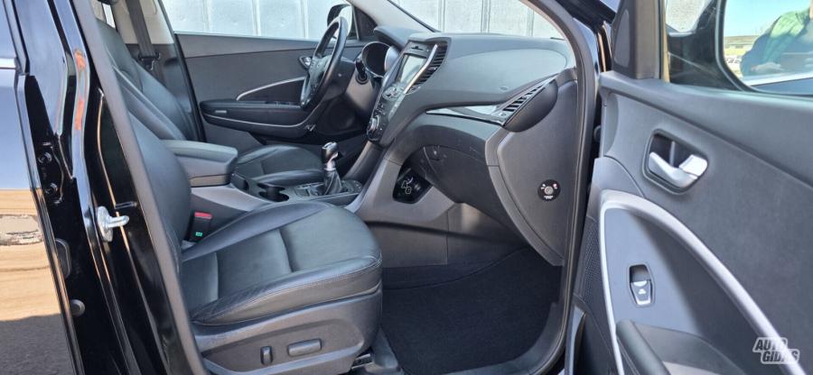 Black Hyundai Santa Fe 2015 in Siauliai, with an engine capacity of 2.00 L and mileage of 194 thousand km for 10650 €, photo 19 on AUTOMOTO.COM.LV
