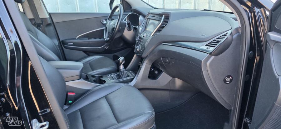 Black Hyundai Santa Fe 2015 in Siauliai, with an engine capacity of 2.00 L and mileage of 194 thousand km for 10650 €, photo 20 on AUTOMOTO.COM.LV