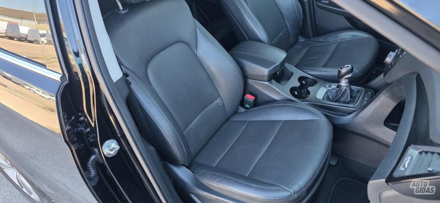 Black Hyundai Santa Fe 2015 in Siauliai, with an engine capacity of 2.00 L and mileage of 194 thousand km for 10650 €, photo 21 on AUTOMOTO.COM.LV