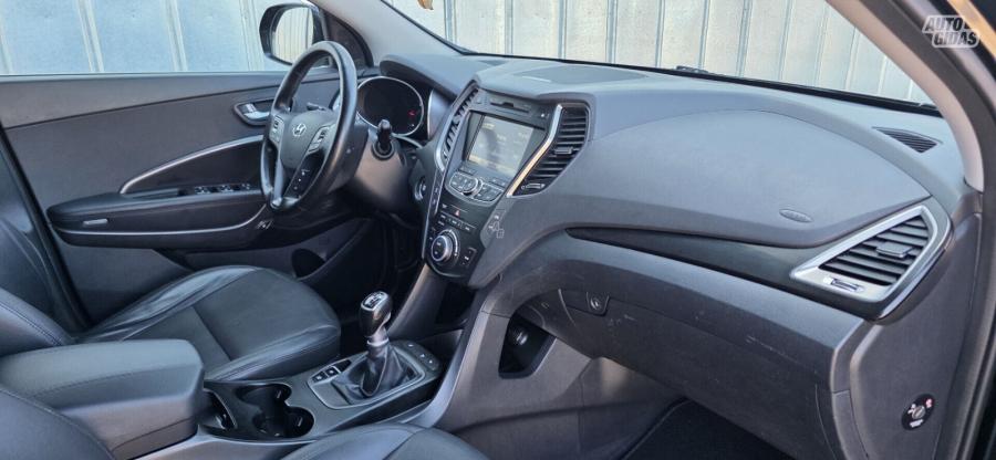 Black Hyundai Santa Fe 2015 in Siauliai, with an engine capacity of 2.00 L and mileage of 194 thousand km for 10650 €, photo 22 on AUTOMOTO.COM.LV