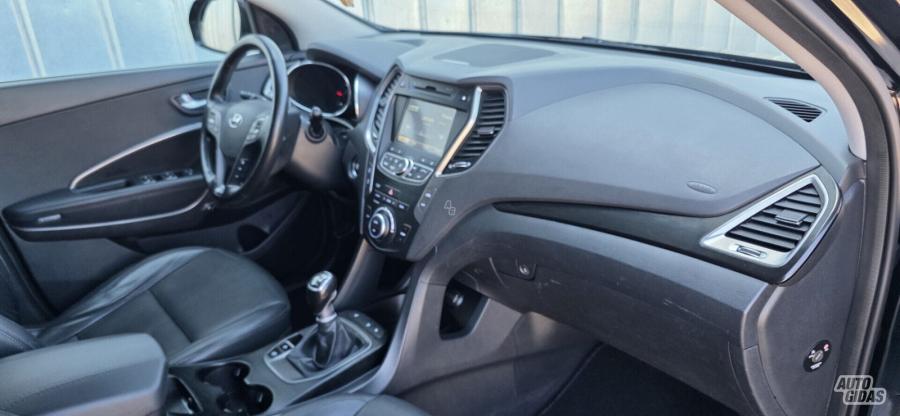 Black Hyundai Santa Fe 2015 in Siauliai, with an engine capacity of 2.00 L and mileage of 194 thousand km for 10650 €, photo 25 on AUTOMOTO.COM.LV