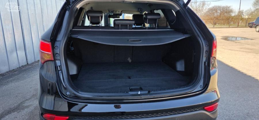 Black Hyundai Santa Fe 2015 in Siauliai, with an engine capacity of 2.00 L and mileage of 194 thousand km for 10650 €, photo 29 on AUTOMOTO.COM.LV