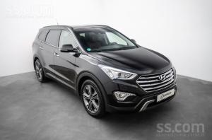 Black Hyundai Santa Fe 2015 in Riga, with an engine capacity of 2.20 L and mileage of 191 thousand km for 14999 €, photo 4 on AUTOMOTO.COM.LV