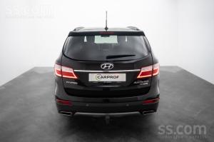 Black Hyundai Santa Fe 2015 in Riga, with an engine capacity of 2.20 L and mileage of 191 thousand km for 14999 €, photo 6 on AUTOMOTO.COM.LV