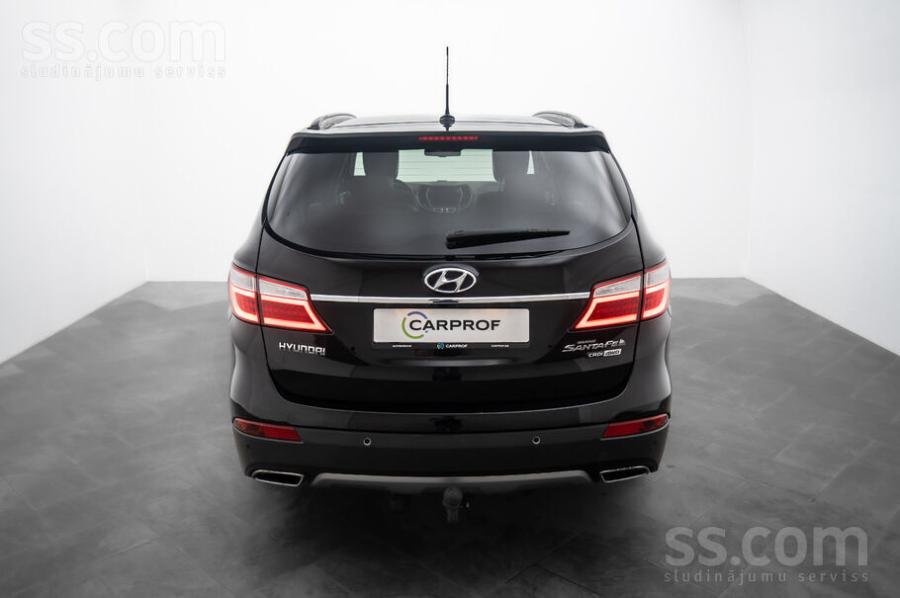 Black Hyundai Santa Fe 2015 in Riga, with an engine capacity of 2.20 L and mileage of 191 thousand km for 14999 €, photo 6 on AUTOMOTO.COM.LV