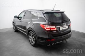 Black Hyundai Santa Fe 2015 in Riga, with an engine capacity of 2.20 L and mileage of 191 thousand km for 14999 €, photo 7 on AUTOMOTO.COM.LV