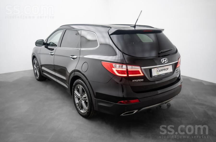 Black Hyundai Santa Fe 2015 in Riga, with an engine capacity of 2.20 L and mileage of 191 thousand km for 14999 €, photo 7 on AUTOMOTO.COM.LV