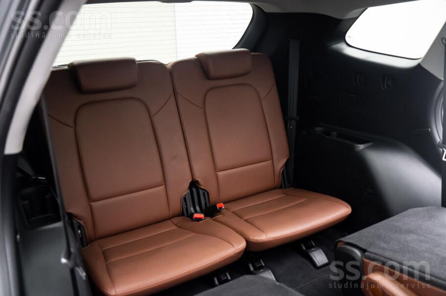 Black Hyundai Santa Fe 2015 in Riga, with an engine capacity of 2.20 L and mileage of 191 thousand km for 14999 €, photo 10 on AUTOMOTO.COM.LV