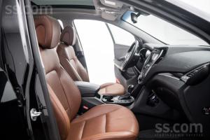 Black Hyundai Santa Fe 2015 in Riga, with an engine capacity of 2.20 L and mileage of 191 thousand km for 14999 €, photo 12 on AUTOMOTO.COM.LV