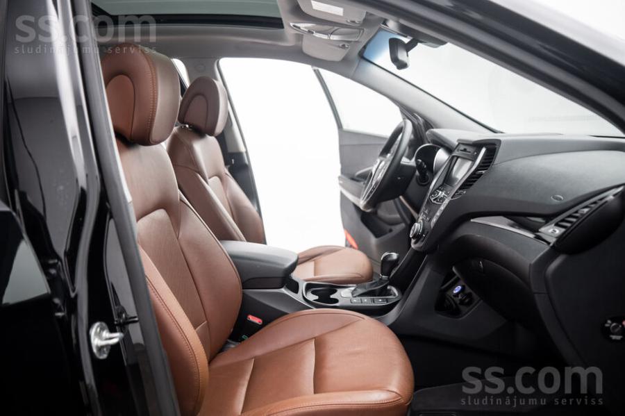 Black Hyundai Santa Fe 2015 in Riga, with an engine capacity of 2.20 L and mileage of 191 thousand km for 14999 €, photo 12 on AUTOMOTO.COM.LV