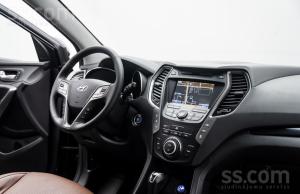 Black Hyundai Santa Fe 2015 in Riga, with an engine capacity of 2.20 L and mileage of 191 thousand km for 14999 €, photo 13 on AUTOMOTO.COM.LV