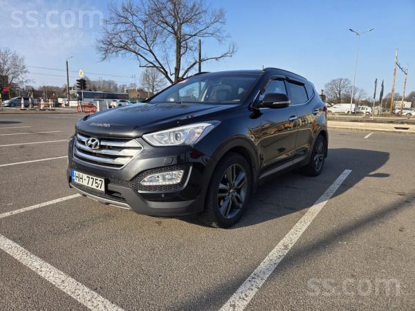 Black Hyundai Santa Fe 2015 in Riga, with an engine capacity of 2.20 L and mileage of 210 thousand km for 12000 €, photo 1 on AUTOMOTO.COM.LV