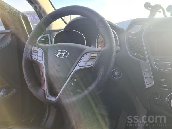 Black Hyundai Santa Fe 2015 in Riga, with an engine capacity of 2.20 L and mileage of 210 thousand km for 12000 €, photo 6 on AUTOMOTO.COM.LV