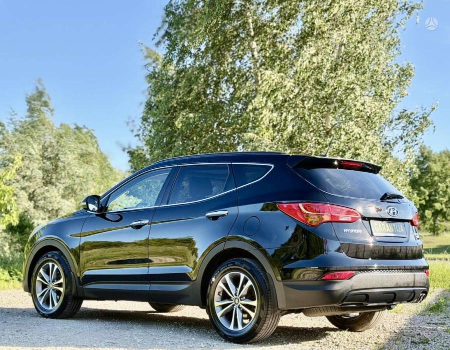 Black Hyundai Santa Fe 2015 in Siauliai, with an engine capacity of 2.20 L and mileage of 192 thousand km for 14999 €, photo 4 on AUTOMOTO.COM.LV
