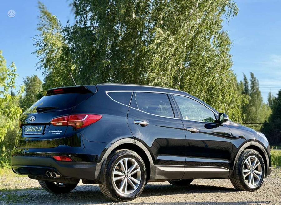 Black Hyundai Santa Fe 2015 in Siauliai, with an engine capacity of 2.20 L and mileage of 192 thousand km for 14999 €, photo 5 on AUTOMOTO.COM.LV