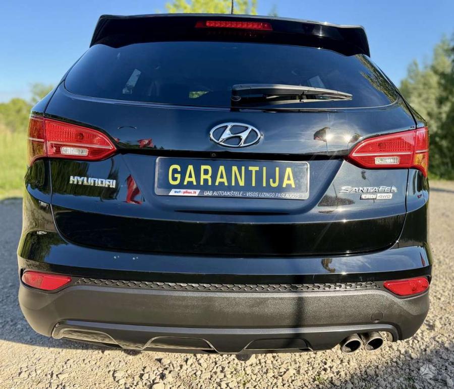 Black Hyundai Santa Fe 2015 in Siauliai, with an engine capacity of 2.20 L and mileage of 192 thousand km for 14999 €, photo 7 on AUTOMOTO.COM.LV
