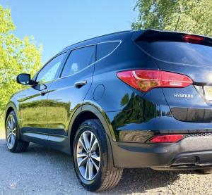 Black Hyundai Santa Fe 2015 in Siauliai, with an engine capacity of 2.20 L and mileage of 192 thousand km for 14999 €, photo 8 on AUTOMOTO.COM.LV